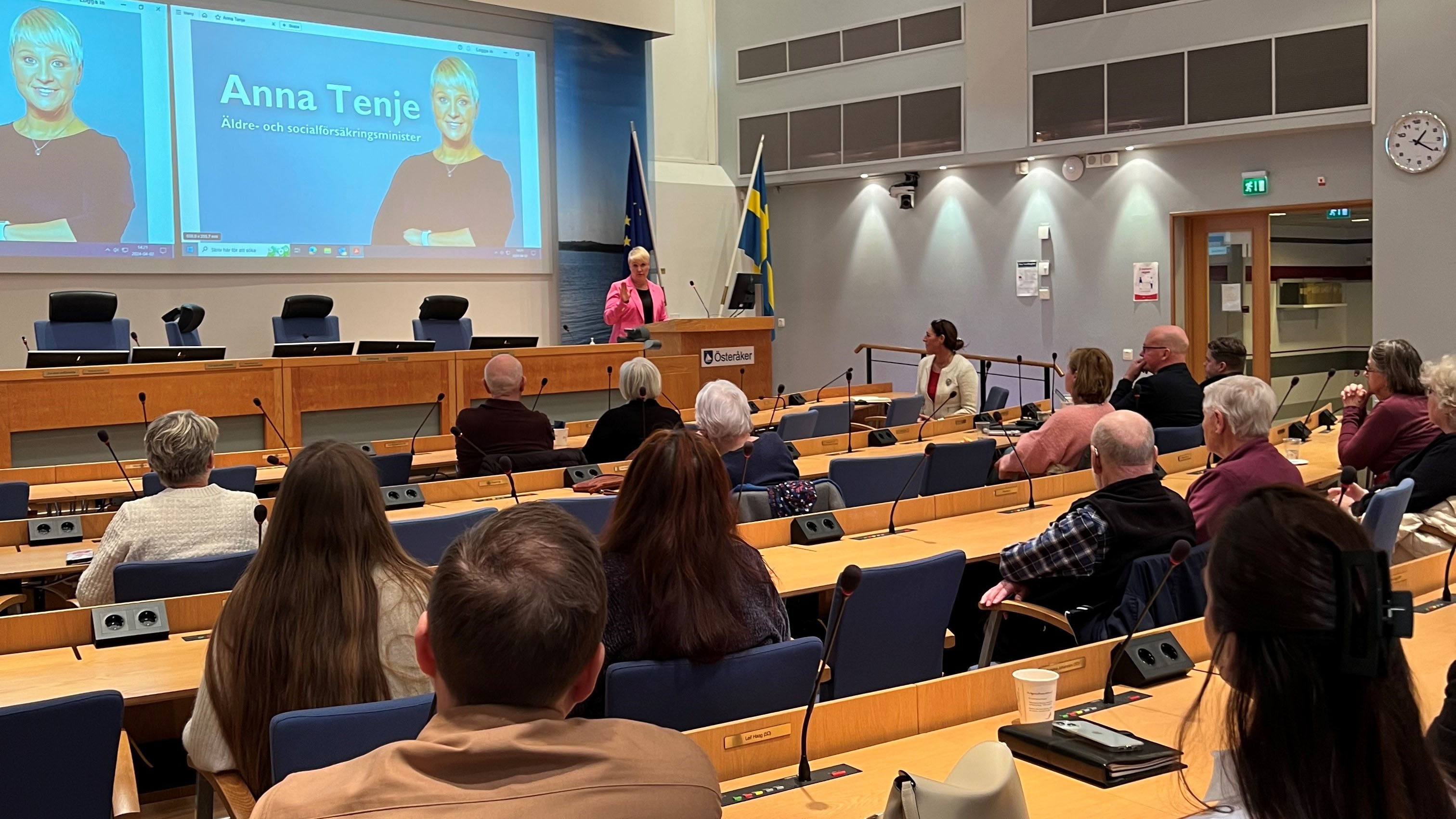 Äldre- och socialförsäkringsminister Anna Tenje besökte Österåker ...